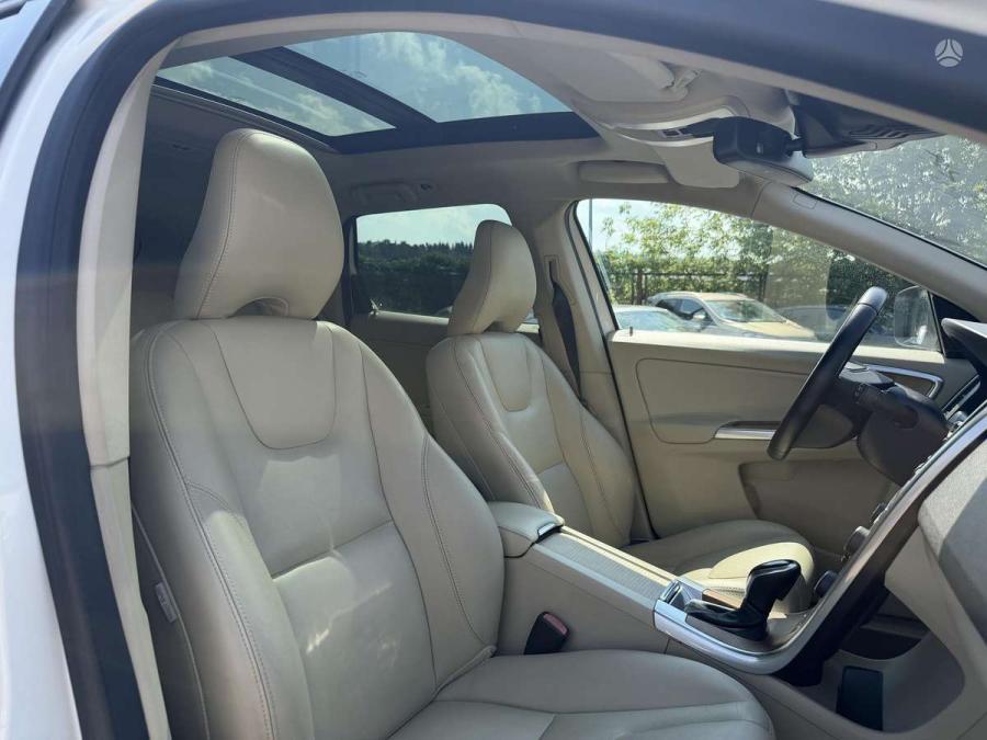 Balts Volvo XC60 2014 Viļņa, ar dzinēja tilpumu 2.40 L un nobraukumu 201 tūkst. km par 12900 €, foto 23 vietnē AUTOMOTO.COM.LV