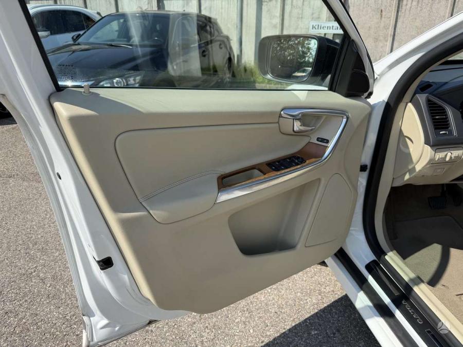 Balts Volvo XC60 2014 Viļņa, ar dzinēja tilpumu 2.40 L un nobraukumu 201 tūkst. km par 12900 €, foto 24 vietnē AUTOMOTO.COM.LV