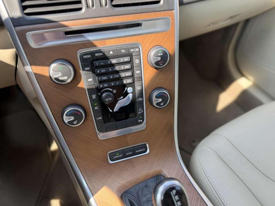 Balts Volvo XC60 2014 Viļņa, ar dzinēja tilpumu 2.40 L un nobraukumu 201 tūkst. km par 12900 €, foto 27 vietnē AUTOMOTO.COM.LV