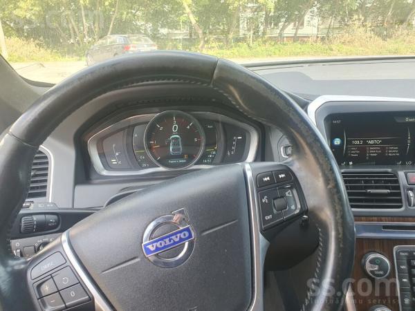 White Volvo XC60 2014 in Riga, with an engine capacity of 2.40 L and mileage of 0 thousand km for 9800 €, photo 5 on AUTOMOTO.COM.LV