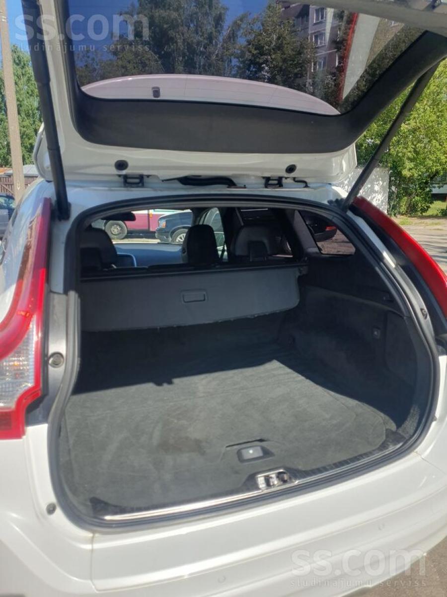 Balts Volvo XC60 2014 Rīga, ar dzinēja tilpumu 2.40 L un nobraukumu 0 tūkst. km par 9800 €, foto 9 vietnē AUTOMOTO.COM.LV