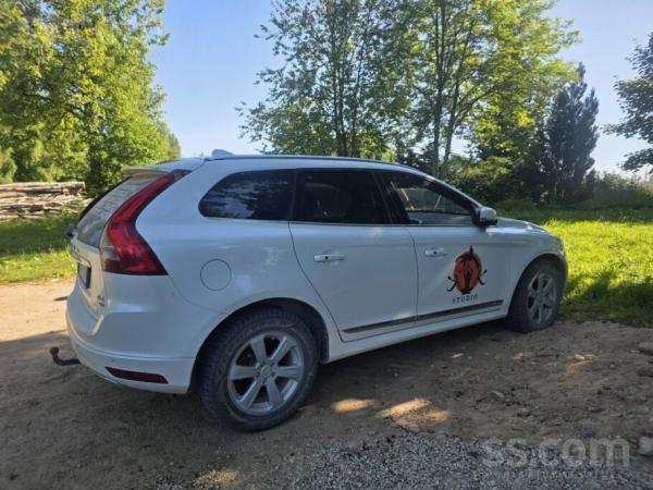 White Volvo XC60 2014 in Cesis, with an engine capacity of 2.40 L and mileage of 320 thousand km for 9750 €, photo 4 on AUTOMOTO.COM.LV