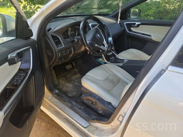 White Volvo XC60 2014 in Cesis, with an engine capacity of 2.40 L and mileage of 320 thousand km for 9750 €, photo 5 on AUTOMOTO.COM.LV