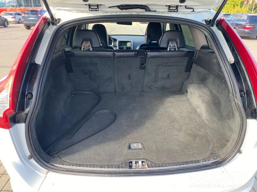 Balts Volvo XC60 2014 Rīga, ar dzinēja tilpumu 2.40 L un nobraukumu 180 tūkst. km par 9500 €, foto 6 vietnē AUTOMOTO.COM.LV
