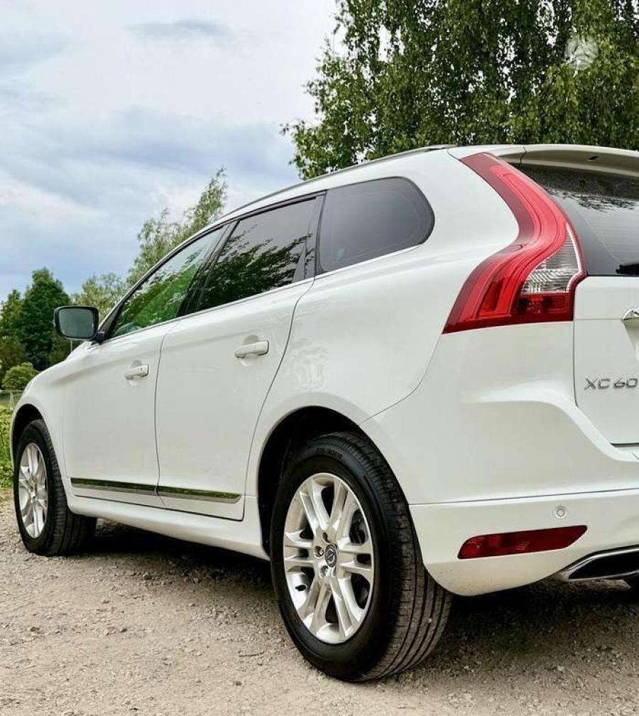 White Volvo XC60 2014 in Siauliai, with an engine capacity of 1.97 L and mileage of 250 thousand km for 11550 €, photo 8 on AUTOMOTO.COM.LV