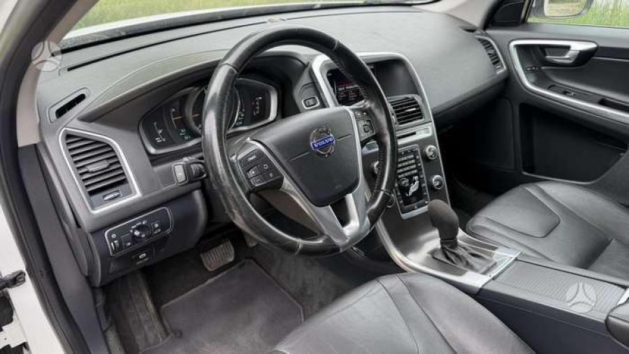 White Volvo XC60 2014 in Siauliai, with an engine capacity of 1.97 L and mileage of 250 thousand km for 11550 €, photo 18 on AUTOMOTO.COM.LV