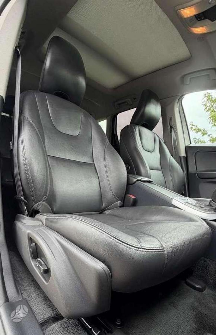 White Volvo XC60 2014 in Siauliai, with an engine capacity of 1.97 L and mileage of 250 thousand km for 11550 €, photo 21 on AUTOMOTO.COM.LV