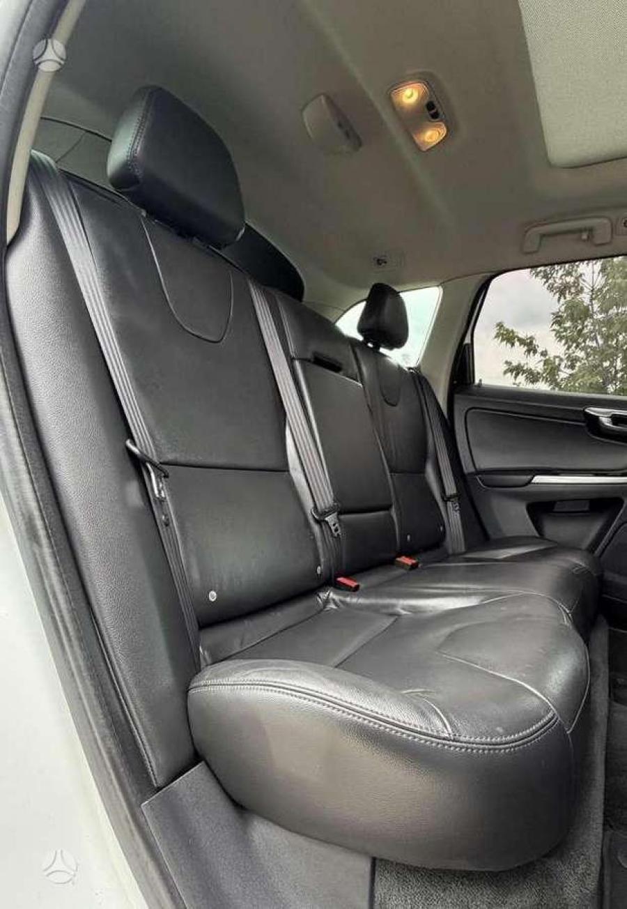 White Volvo XC60 2014 in Siauliai, with an engine capacity of 1.97 L and mileage of 250 thousand km for 11550 €, photo 22 on AUTOMOTO.COM.LV