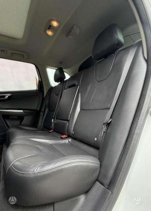 White Volvo XC60 2014 in Siauliai, with an engine capacity of 1.97 L and mileage of 250 thousand km for 11550 €, photo 23 on AUTOMOTO.COM.LV