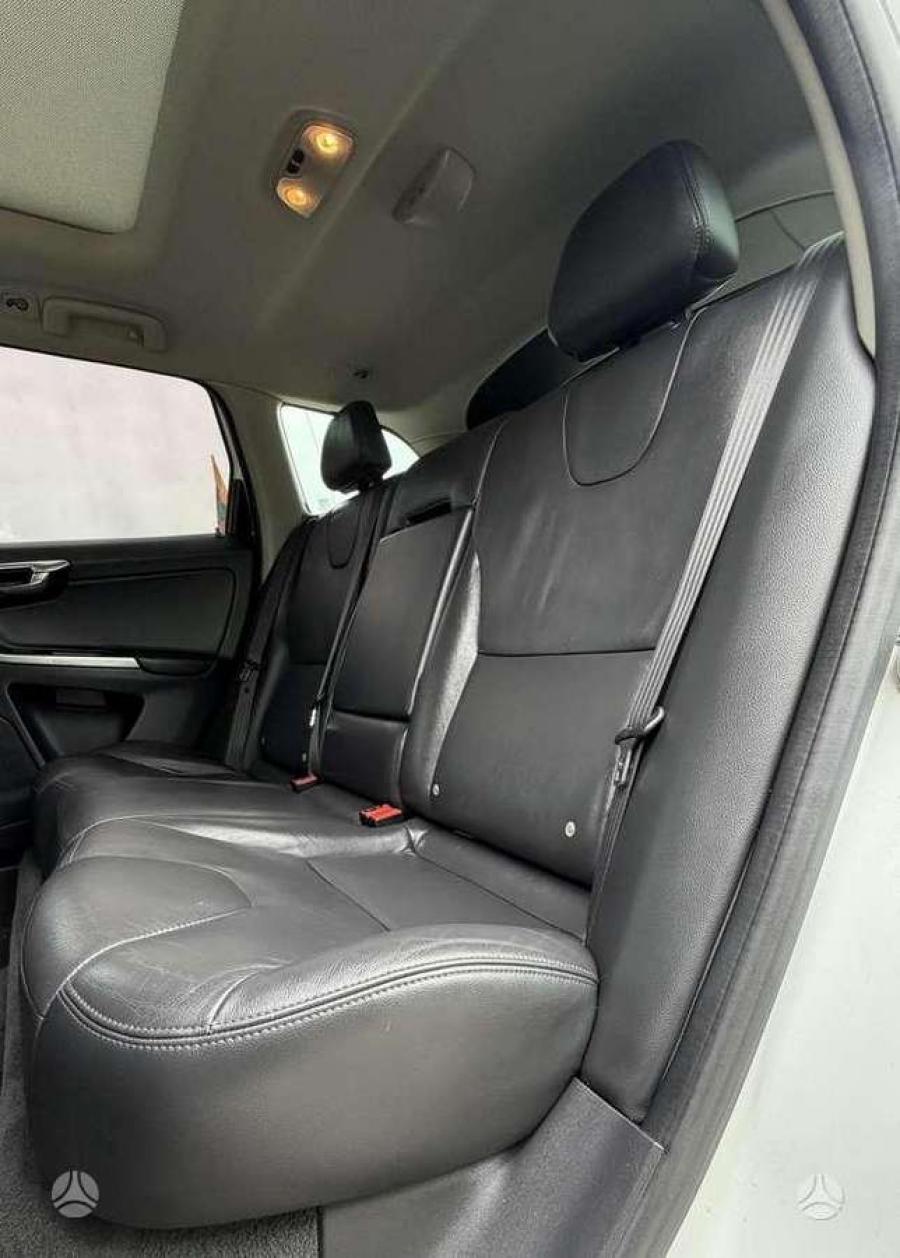 White Volvo XC60 2014 in Siauliai, with an engine capacity of 1.97 L and mileage of 250 thousand km for 11550 €, photo 23 on AUTOMOTO.COM.LV