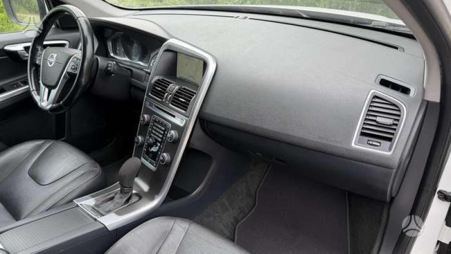 White Volvo XC60 2014 in Siauliai, with an engine capacity of 1.97 L and mileage of 250 thousand km for 11550 €, photo 24 on AUTOMOTO.COM.LV