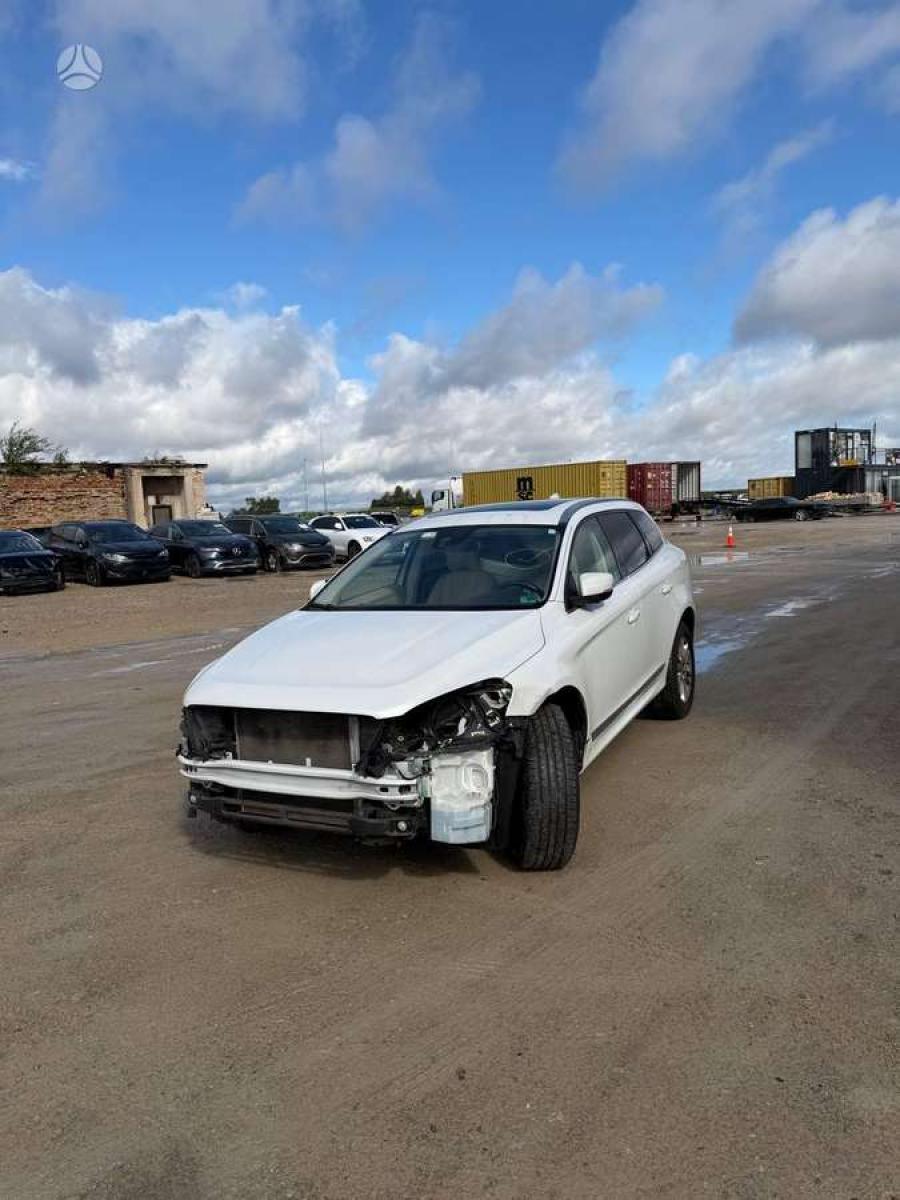 White Volvo XC60 2014 in Siauliai, with an engine capacity of 3.19 L and mileage of 199 thousand km for 7000 €, photo 3 on AUTOMOTO.COM.LV