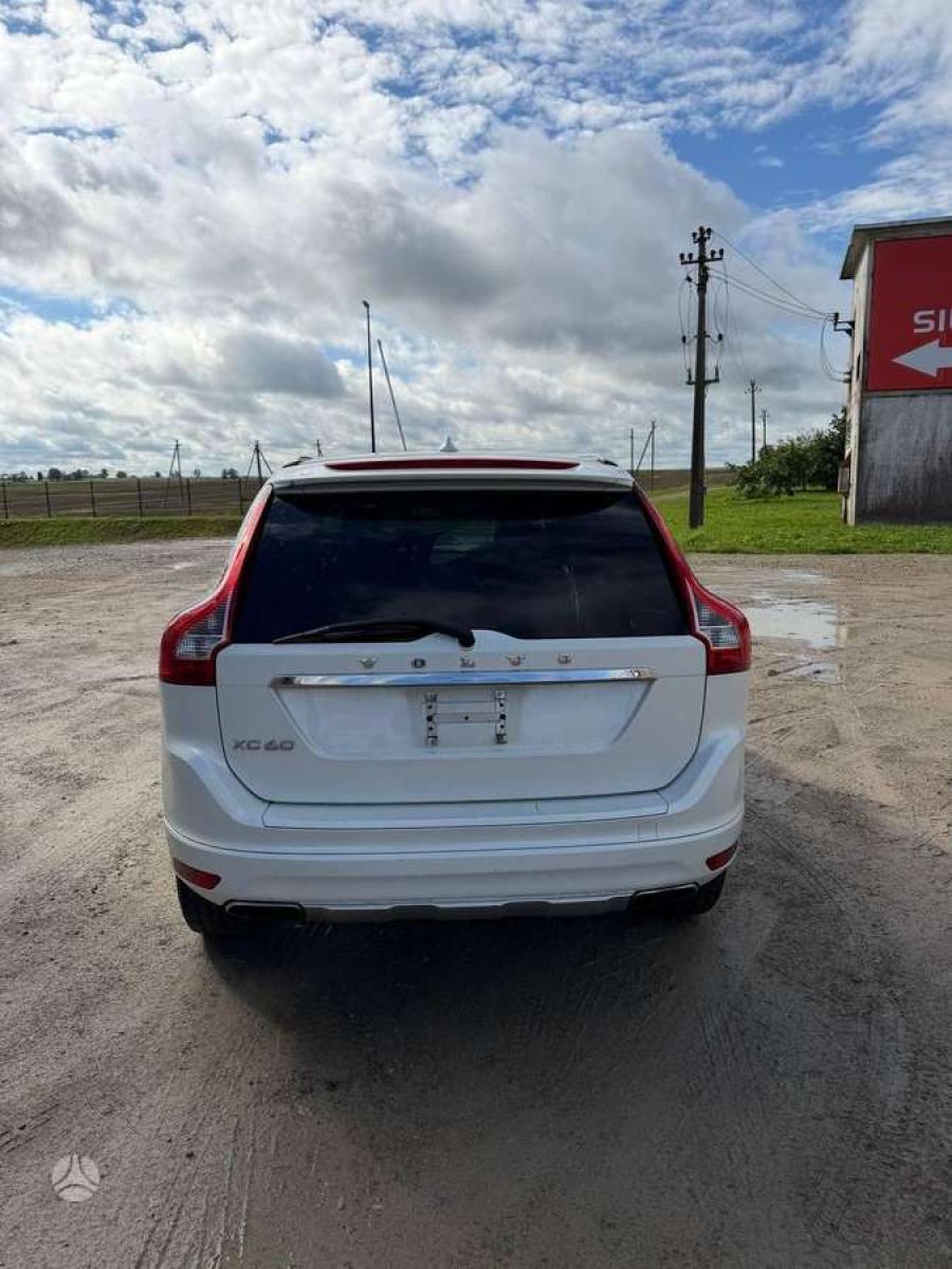 White Volvo XC60 2014 in Siauliai, with an engine capacity of 3.19 L and mileage of 199 thousand km for 7000 €, photo 6 on AUTOMOTO.COM.LV