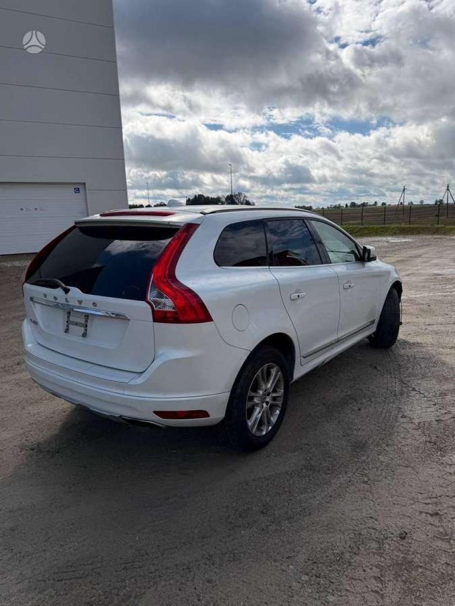 White Volvo XC60 2014 in Siauliai, with an engine capacity of 3.19 L and mileage of 199 thousand km for 7000 €, photo 7 on AUTOMOTO.COM.LV