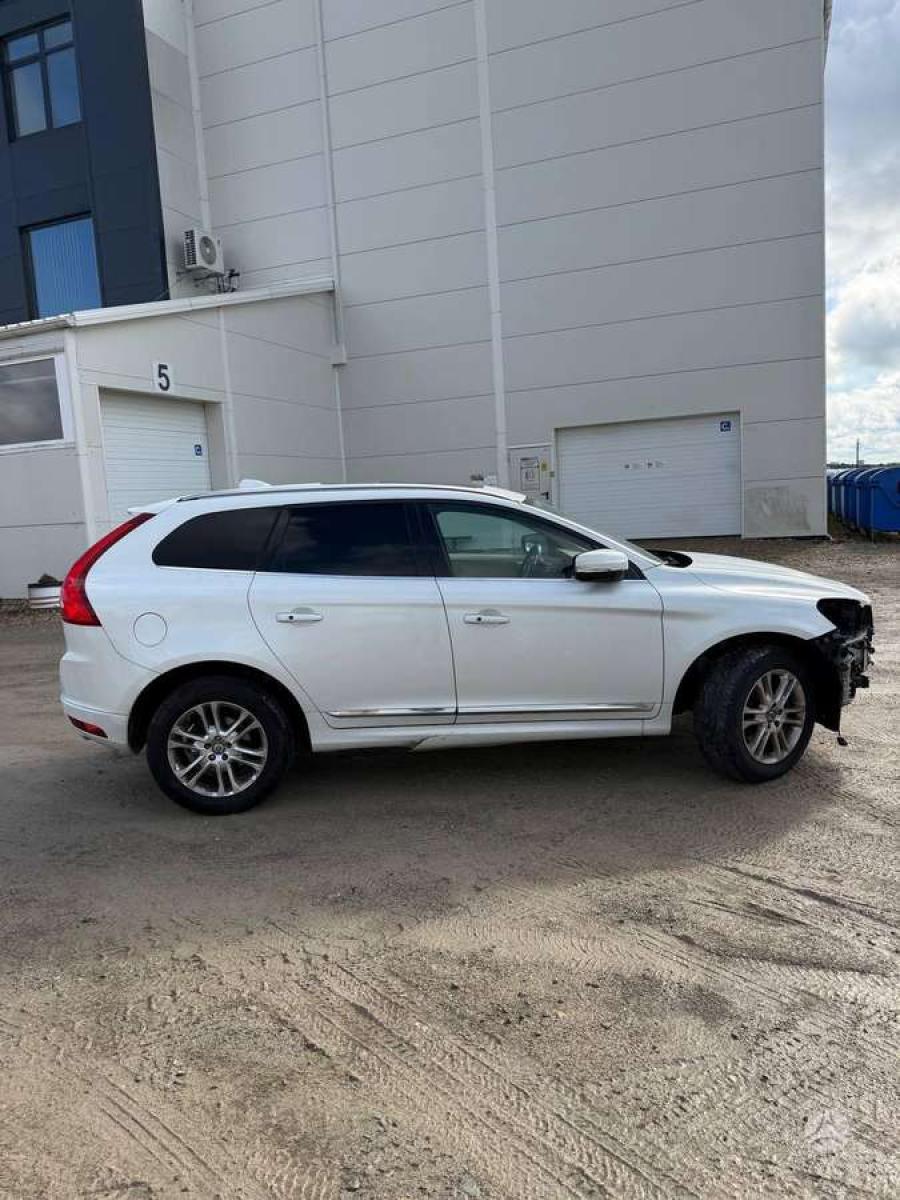 White Volvo XC60 2014 in Siauliai, with an engine capacity of 3.19 L and mileage of 199 thousand km for 7000 €, photo 8 on AUTOMOTO.COM.LV