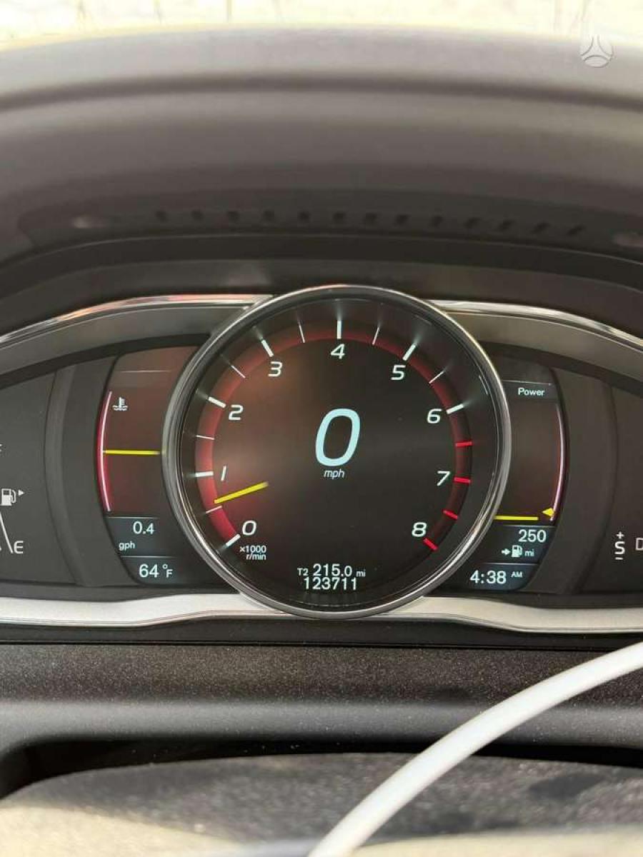 White Volvo XC60 2014 in Siauliai, with an engine capacity of 3.19 L and mileage of 199 thousand km for 7000 €, photo 13 on AUTOMOTO.COM.LV