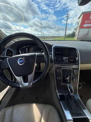 White Volvo XC60 2014 in Siauliai, with an engine capacity of 3.19 L and mileage of 199 thousand km for 7000 €, photo 14 on AUTOMOTO.COM.LV