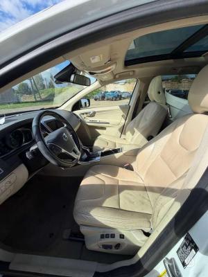 White Volvo XC60 2014 in Siauliai, with an engine capacity of 3.19 L and mileage of 199 thousand km for 7000 €, photo 16 on AUTOMOTO.COM.LV