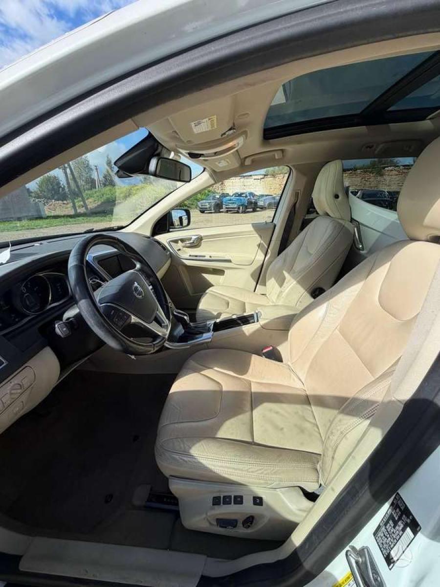 White Volvo XC60 2014 in Siauliai, with an engine capacity of 3.19 L and mileage of 199 thousand km for 7000 €, photo 16 on AUTOMOTO.COM.LV