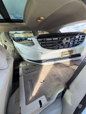 White Volvo XC60 2014 in Siauliai, with an engine capacity of 3.19 L and mileage of 199 thousand km for 7000 €, photo 17 on AUTOMOTO.COM.LV