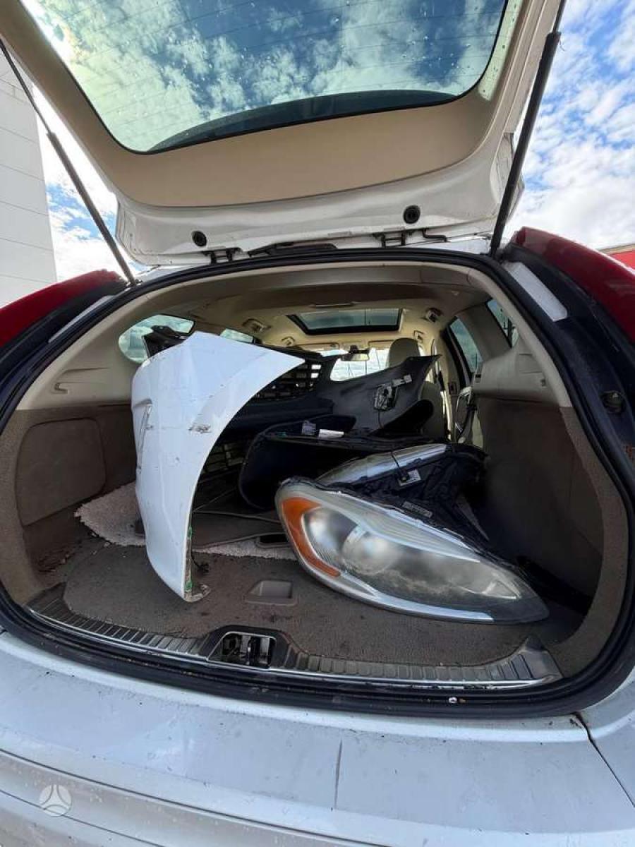 White Volvo XC60 2014 in Siauliai, with an engine capacity of 3.19 L and mileage of 199 thousand km for 7000 €, photo 18 on AUTOMOTO.COM.LV