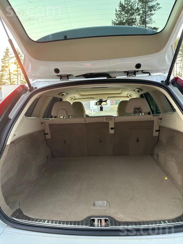 Volvo XC60 2014 Rīga vietnē Balts Volvo XC60 2014 Rīga, ar dzinēja tilpumu 2.00 L un nobraukumu 358 tūkst. km par 8700 €, foto 10 vietnē AUTOMOTO.COM.LV