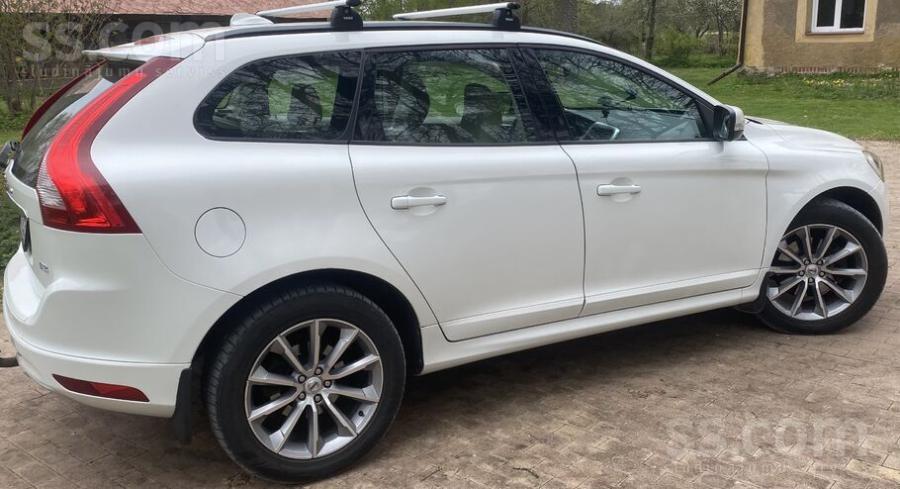 White Volvo XC60 2014 in Riga, with an engine capacity of 2.00 L and mileage of 270 thousand km for 9000 €, photo 4 on AUTOMOTO.COM.LV