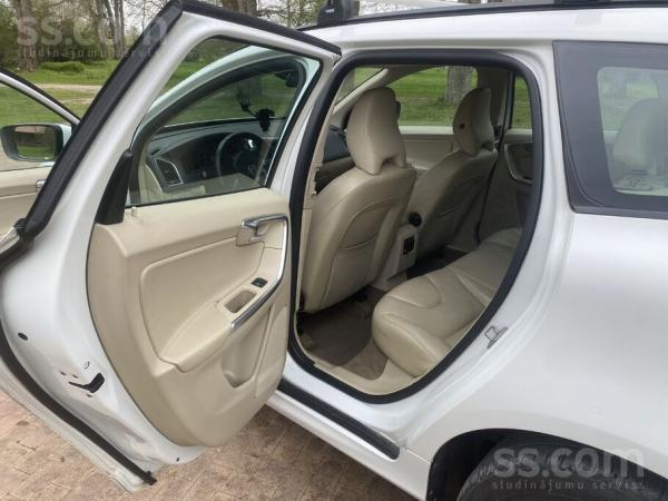 Volvo XC60 2014 Rīga vietnē Balts Volvo XC60 2014 Rīga, ar dzinēja tilpumu 2.00 L un nobraukumu 270 tūkst. km par 9000 €, foto 10 vietnē AUTOMOTO.COM.LV
