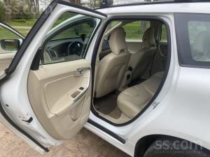 White Volvo XC60 2014 in Riga, with an engine capacity of 2.00 L and mileage of 270 thousand km for 9000 €, photo 10 on AUTOMOTO.COM.LV