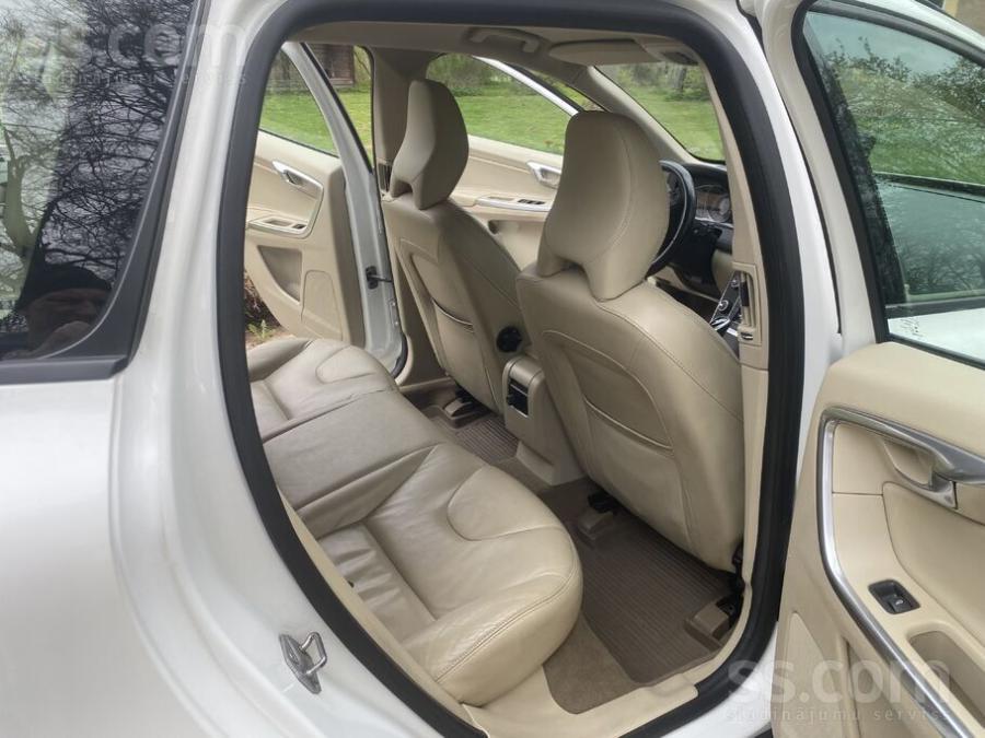 White Volvo XC60 2014 in Riga, with an engine capacity of 2.00 L and mileage of 270 thousand km for 9000 €, photo 12 on AUTOMOTO.COM.LV