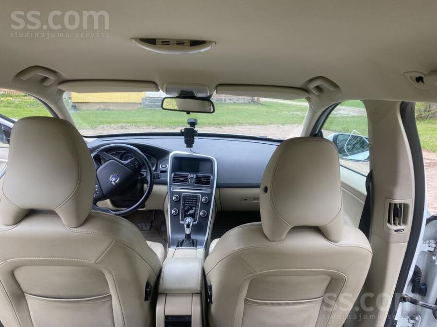 White Volvo XC60 2014 in Riga, with an engine capacity of 2.00 L and mileage of 270 thousand km for 9000 €, photo 13 on AUTOMOTO.COM.LV