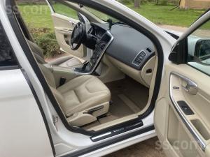 White Volvo XC60 2014 in Riga, with an engine capacity of 2.00 L and mileage of 270 thousand km for 9000 €, photo 16 on AUTOMOTO.COM.LV
