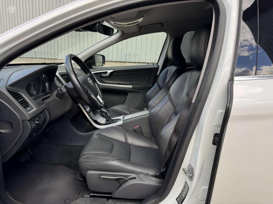 White Volvo XC60 2014 in Alytus, with an engine capacity of 2.40 L and mileage of 272 thousand km for 13400 €, photo 7 on AUTOMOTO.COM.LV