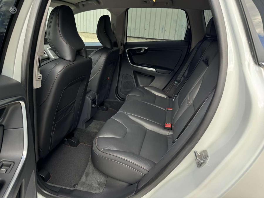 White Volvo XC60 2014 in Alytus, with an engine capacity of 2.40 L and mileage of 272 thousand km for 13400 €, photo 11 on AUTOMOTO.COM.LV