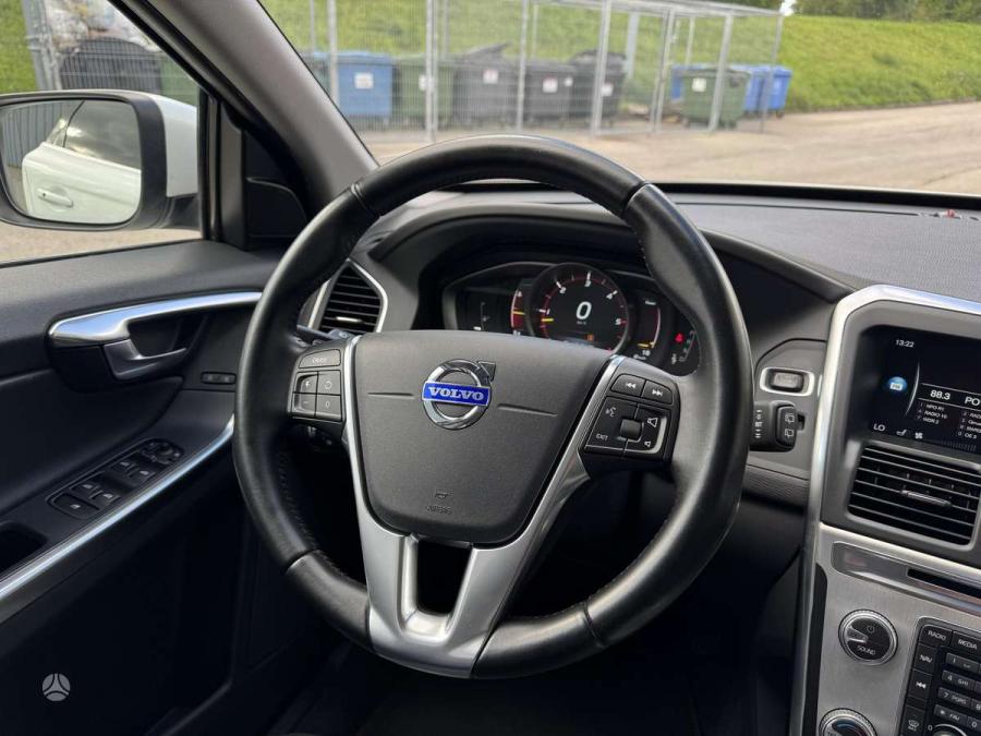 White Volvo XC60 2014 in Alytus, with an engine capacity of 2.40 L and mileage of 272 thousand km for 13400 €, photo 12 on AUTOMOTO.COM.LV