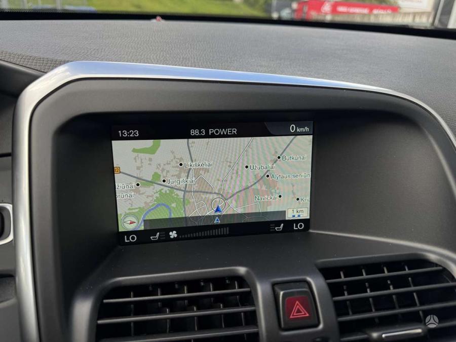 White Volvo XC60 2014 in Alytus, with an engine capacity of 2.40 L and mileage of 272 thousand km for 13400 €, photo 14 on AUTOMOTO.COM.LV