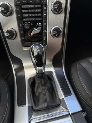 White Volvo XC60 2014 in Alytus, with an engine capacity of 2.40 L and mileage of 272 thousand km for 13400 €, photo 20 on AUTOMOTO.COM.LV