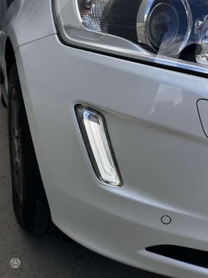 White Volvo XC60 2014 in Alytus, with an engine capacity of 2.40 L and mileage of 272 thousand km for 13400 €, photo 32 on AUTOMOTO.COM.LV