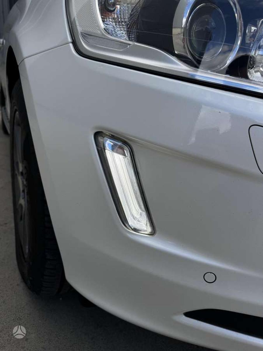 White Volvo XC60 2014 in Alytus, with an engine capacity of 2.40 L and mileage of 272 thousand km for 13400 €, photo 32 on AUTOMOTO.COM.LV