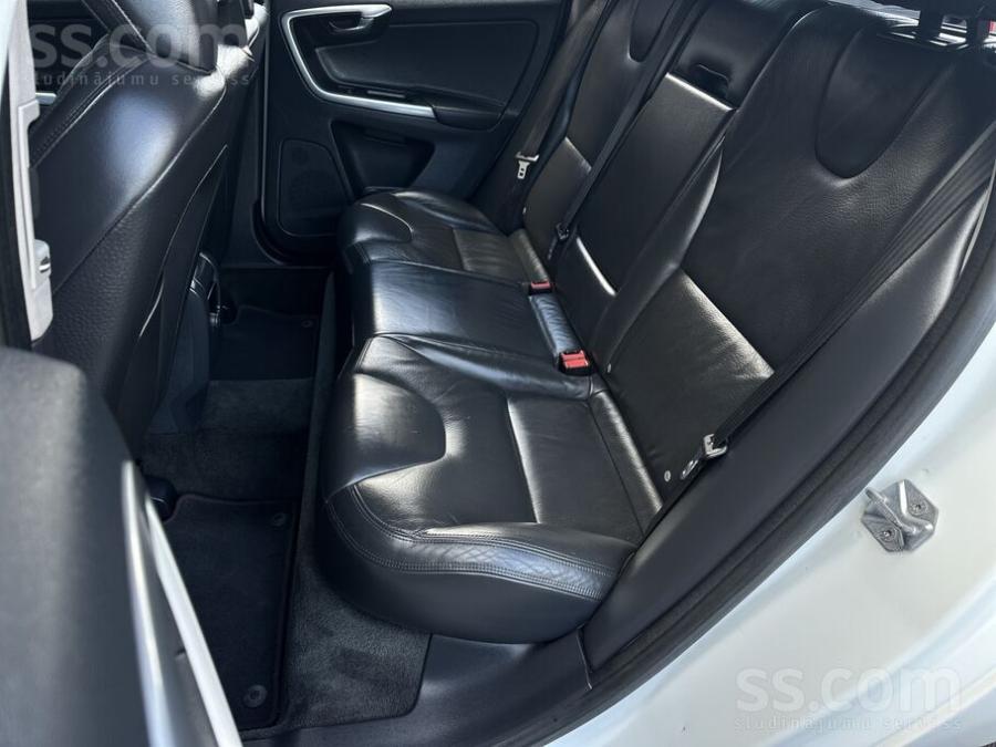 Balts Volvo XC60 2014 Rīga, ar dzinēja tilpumu 2.40 L un nobraukumu 181 tūkst. km par 13100 €, foto 22 vietnē AUTOMOTO.COM.LV