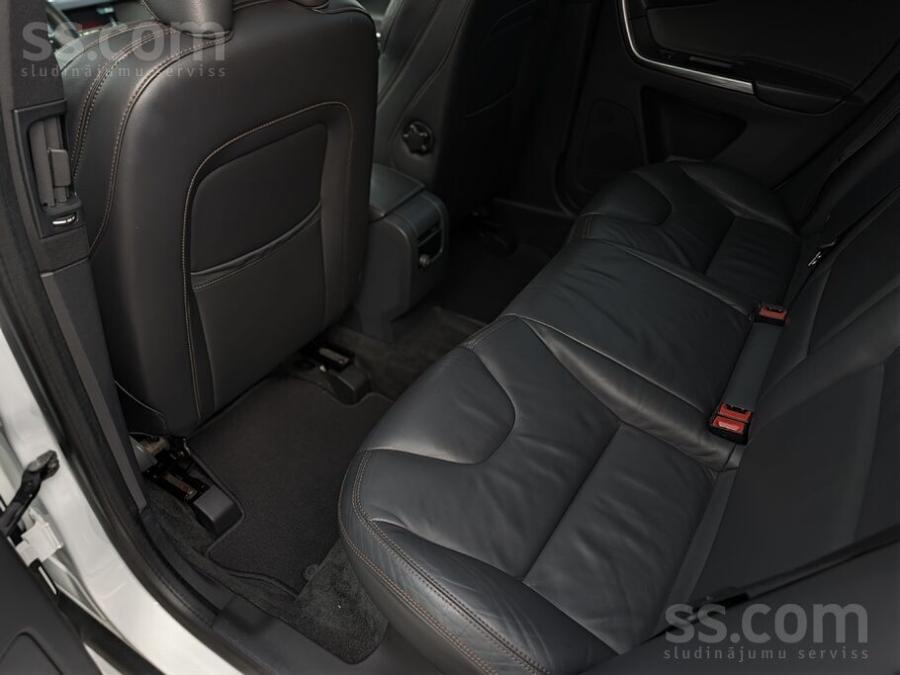 White Volvo XC60 2014 in Riga, with an engine capacity of 2.40 L and mileage of 0 thousand km for 12990 €, photo 19 on AUTOMOTO.COM.LV