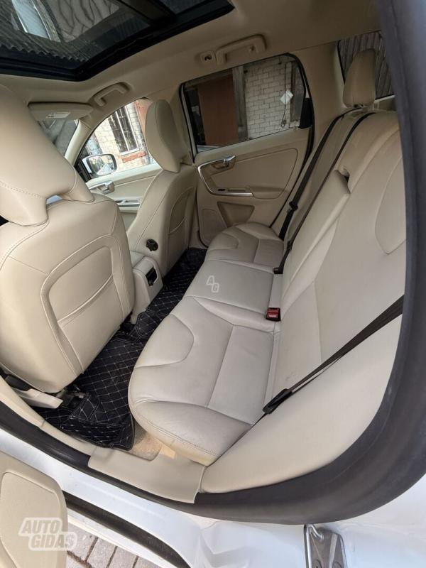 Balts Volvo XC60 2015 Prienai, ar dzinēja tilpumu 2.50 L un nobraukumu 260 tūkst. km par 12000 €, foto 10 vietnē AUTOMOTO.COM.LV