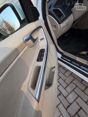 White Volvo XC60 2015 in Prienai, with an engine capacity of 2.50 L and mileage of 260 thousand km for 12000 €, photo 9 on AUTOMOTO.COM.LV