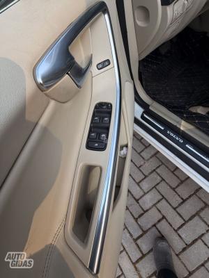 White Volvo XC60 2015 in Prienai, with an engine capacity of 2.50 L and mileage of 260 thousand km for 12000 €, photo 10 on AUTOMOTO.COM.LV