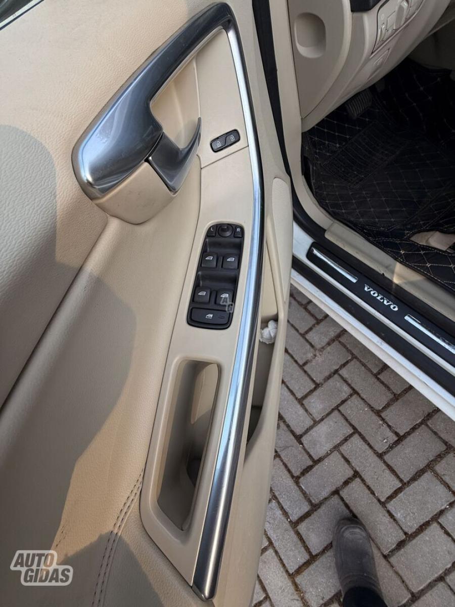White Volvo XC60 2015 in Prienai, with an engine capacity of 2.50 L and mileage of 260 thousand km for 12000 €, photo 10 on AUTOMOTO.COM.LV