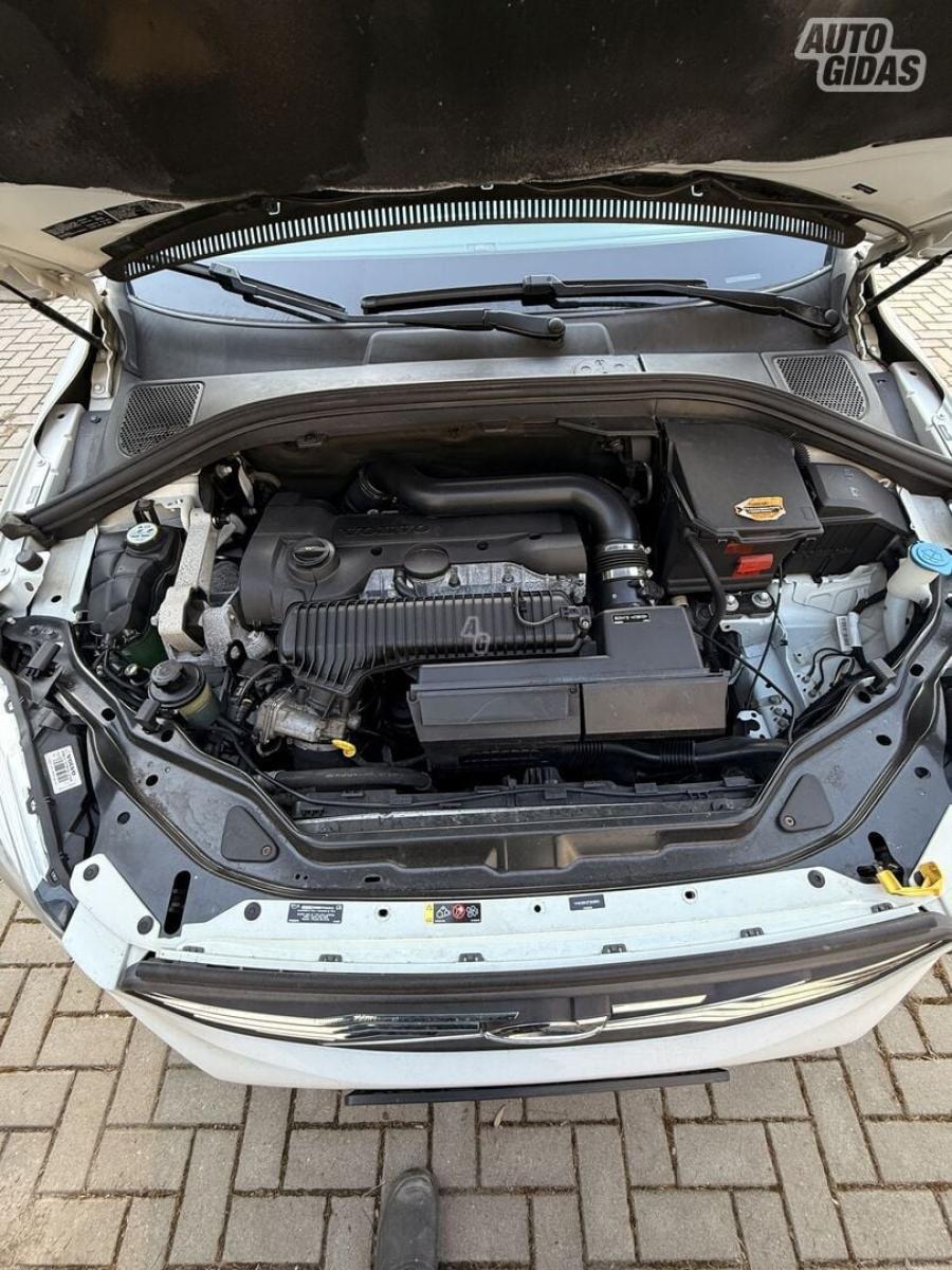 White Volvo XC60 2015 in Prienai, with an engine capacity of 2.50 L and mileage of 260 thousand km for 12000 €, photo 17 on AUTOMOTO.COM.LV