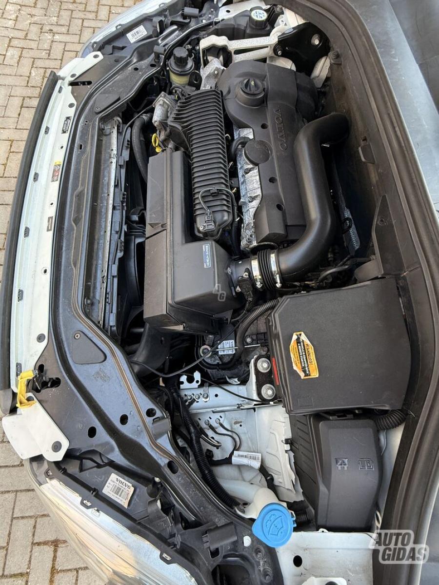 White Volvo XC60 2015 in Prienai, with an engine capacity of 2.50 L and mileage of 260 thousand km for 12000 €, photo 18 on AUTOMOTO.COM.LV