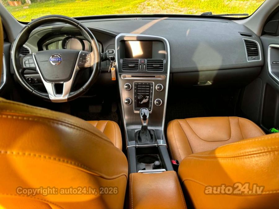 White Volvo XC60 2015 in Tallinn, with an engine capacity of 2.40 L and mileage of 212 thousand km for 12000 €, photo 5 on AUTOMOTO.COM.LV