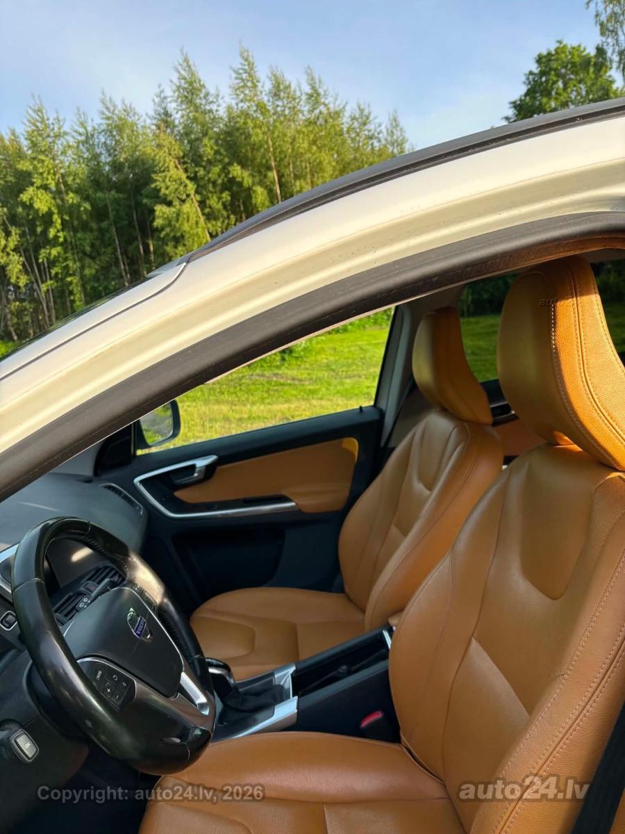White Volvo XC60 2015 in Tallinn, with an engine capacity of 2.40 L and mileage of 212 thousand km for 12000 €, photo 6 on AUTOMOTO.COM.LV