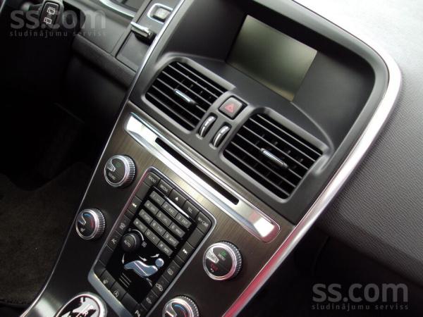 Balts Volvo XC60 2015 Rīga, ar dzinēja tilpumu 2.00 L un nobraukumu 104 tūkst. km par 16500 €, foto 8 vietnē AUTOMOTO.COM.LV